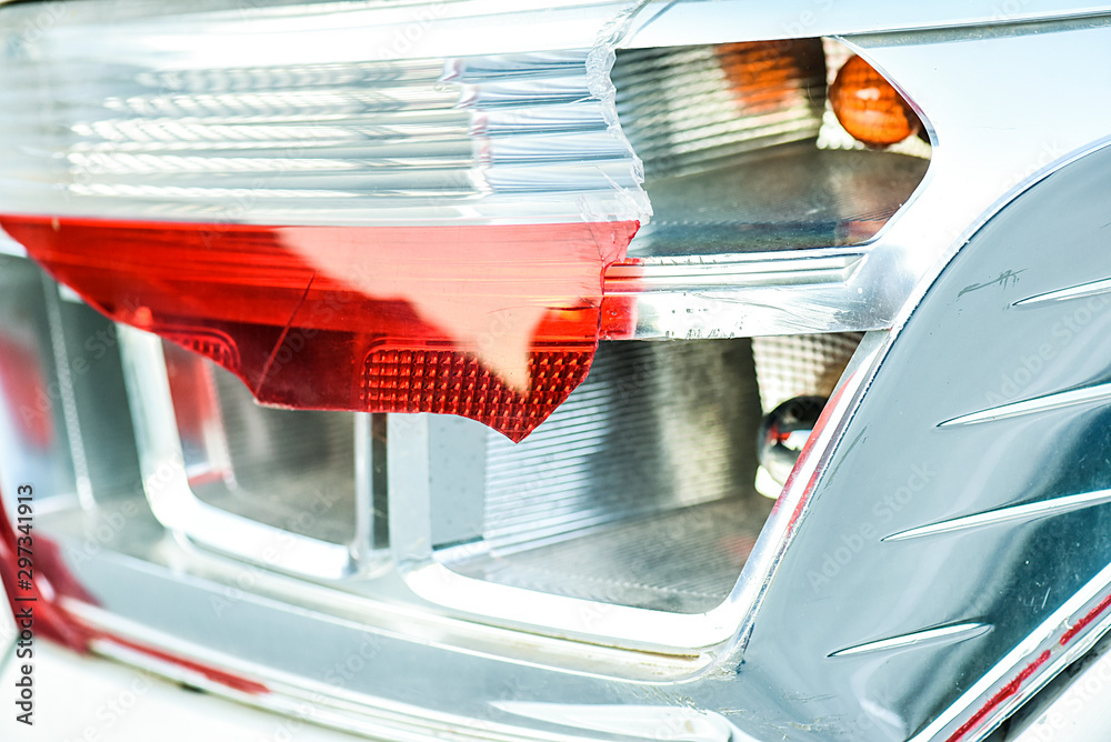 Foto de Broken car back light on white car. Vehicle crash or damage ...