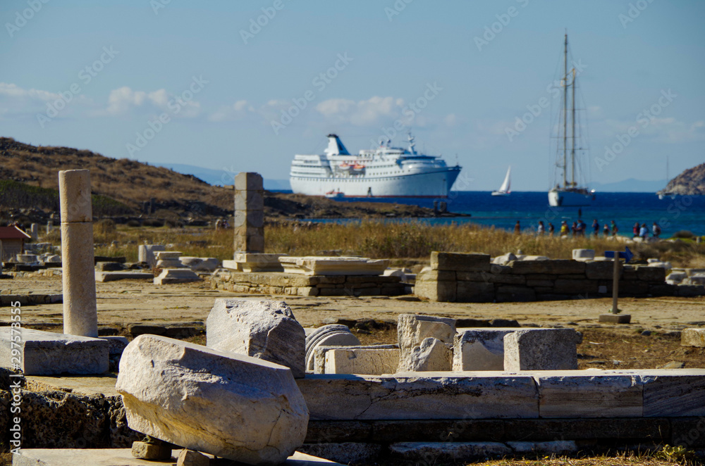 Foto de Classic cruise ship Ocean Majesty and sailing boats and yachts ...