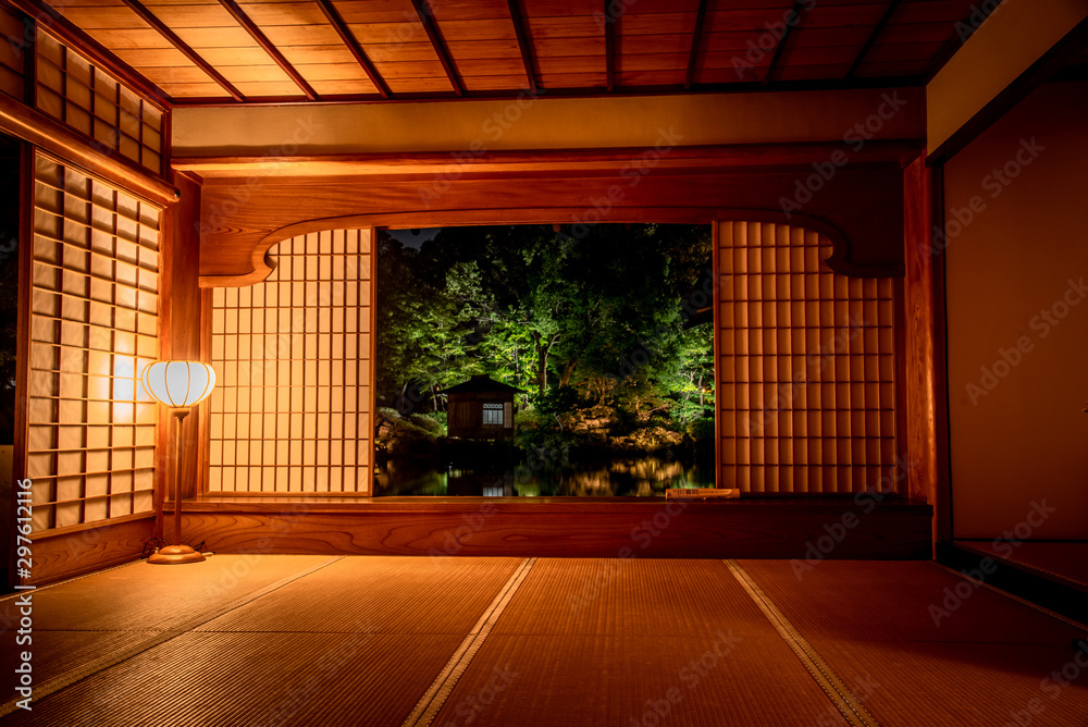 和室から日本庭園の紅葉のライトアップを眺める ภาพถ่ายสต็อก | Adobe Stock