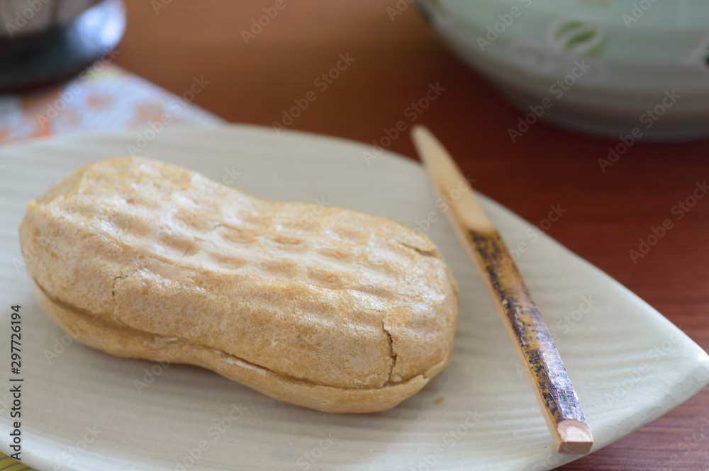 Monaka is a Japanese sweet made of azuki bean jam filling sandwiched ...