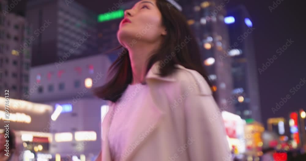 Vidéo Stock Pretty young asian woman looking around feel lost in the urban city at night low ...