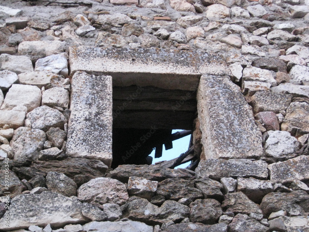 Ventana o ventanuco rural, vano con dintel rectangular de piedra de ...