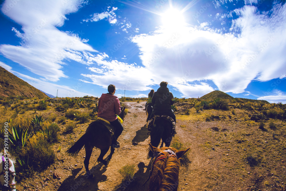 Póster Cabalgando en caballo por las montañas de Real de Catorce ...