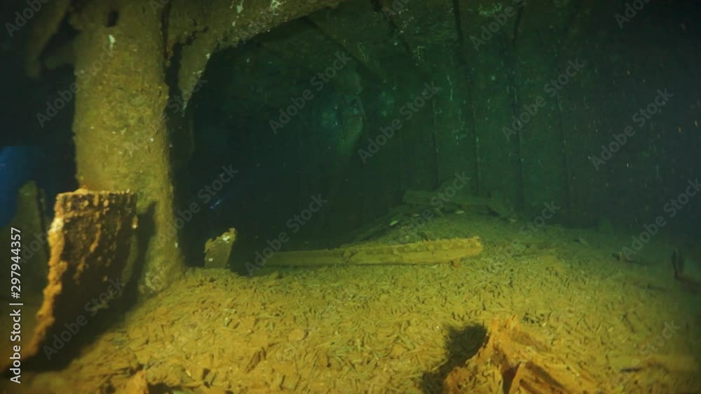 Vídeo do Stock: Diving inside shipwreck in underwater submarine world ...