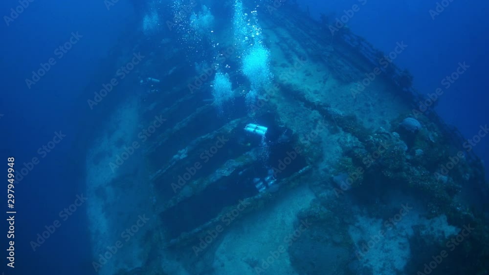 Vidéo Stock Diver inside shipwreck in underwater submarine world of ...