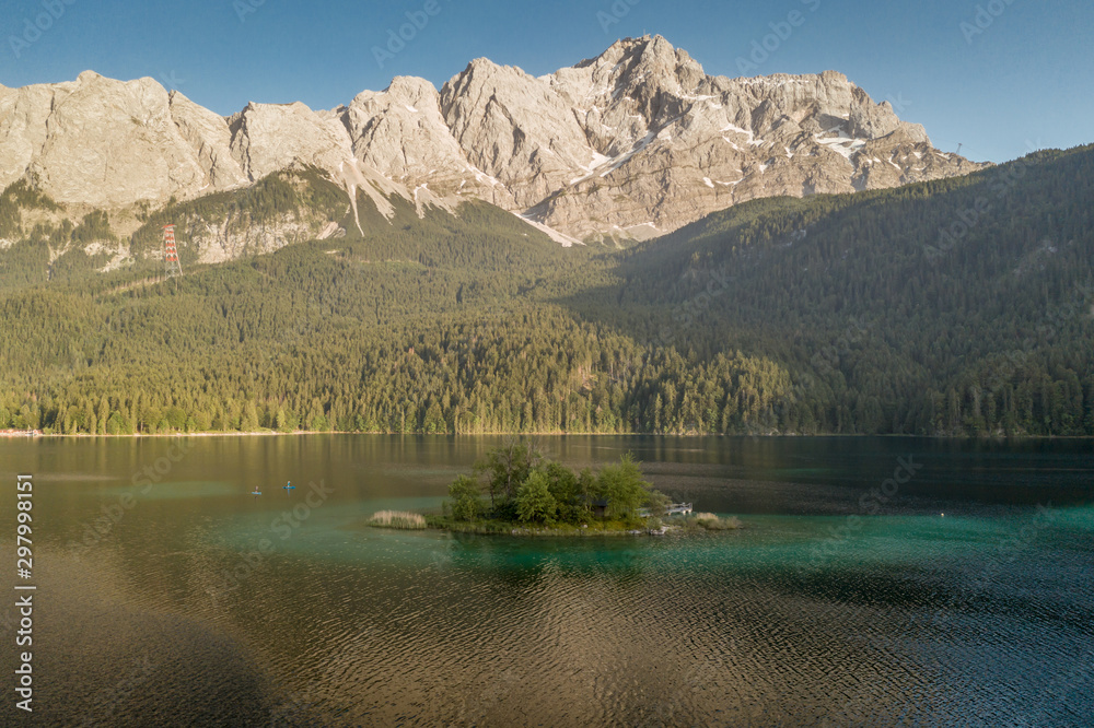 Insel mit Hütte auf einem See vor einem Gebirge Stock Photo | Adobe Stock