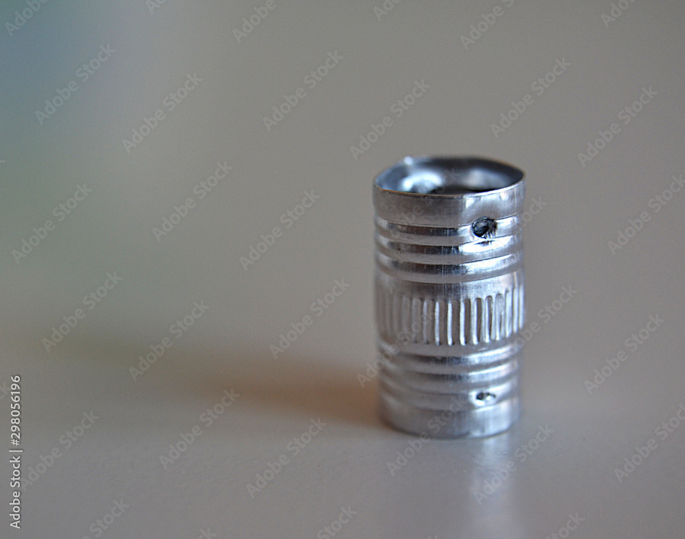 Pequeño tubol metalico brillante en posicion vertical Stock Photo ...