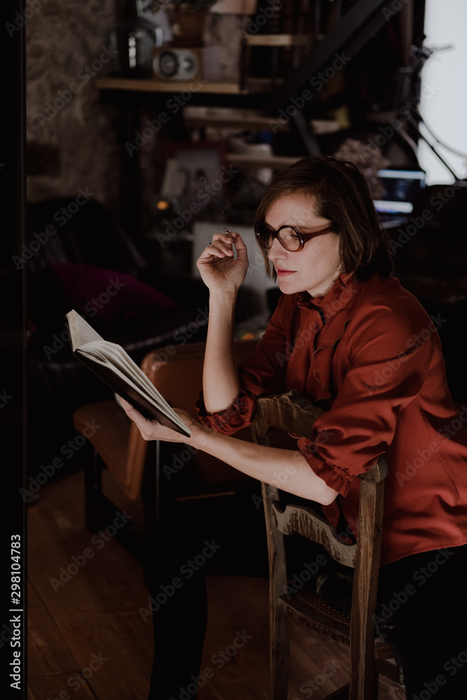 Intellectual woman reading a book and smoking A Roll-Up foto de Stock ...