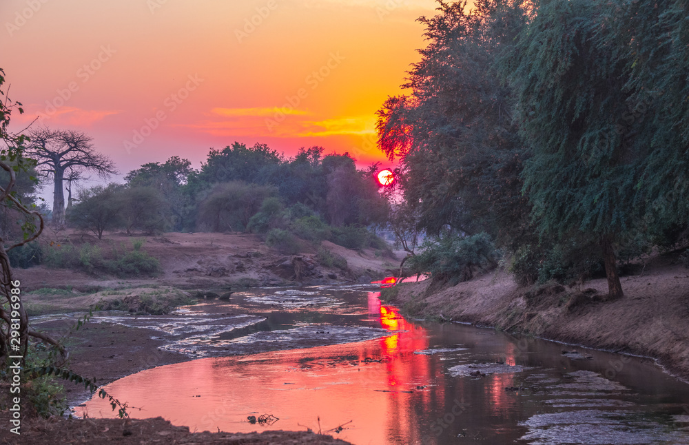 Sunrise over the Luvuvhu river at Pafuri in the Kruger National Park in ...