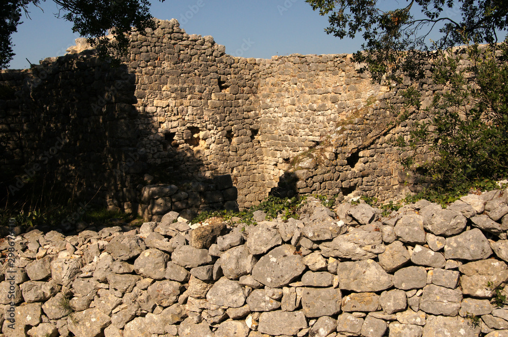 Une maison en ruine dans un village de chevaliers Stock Photo | Adobe Stock