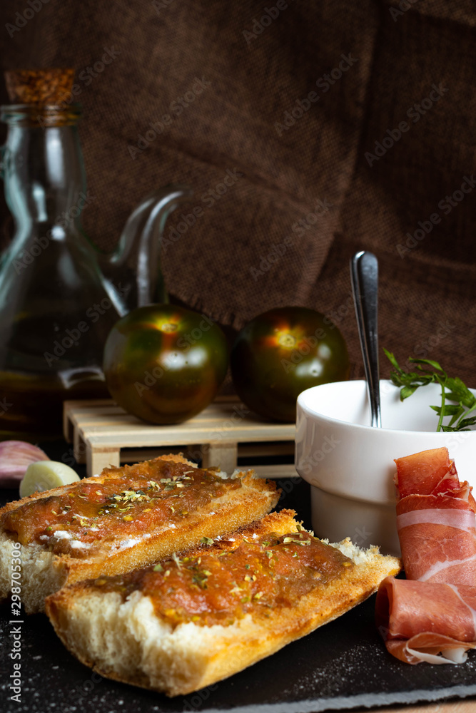 Pan tumaca, desayuno español. Pan con tomate, jamón y ajo. Stock Photo ...