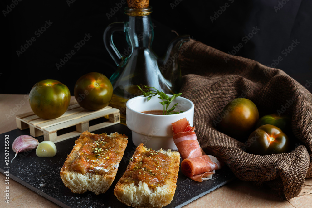 Pan tumaca, desayuno español. Pan con tomate, jamón y ajo. Stock Photo ...