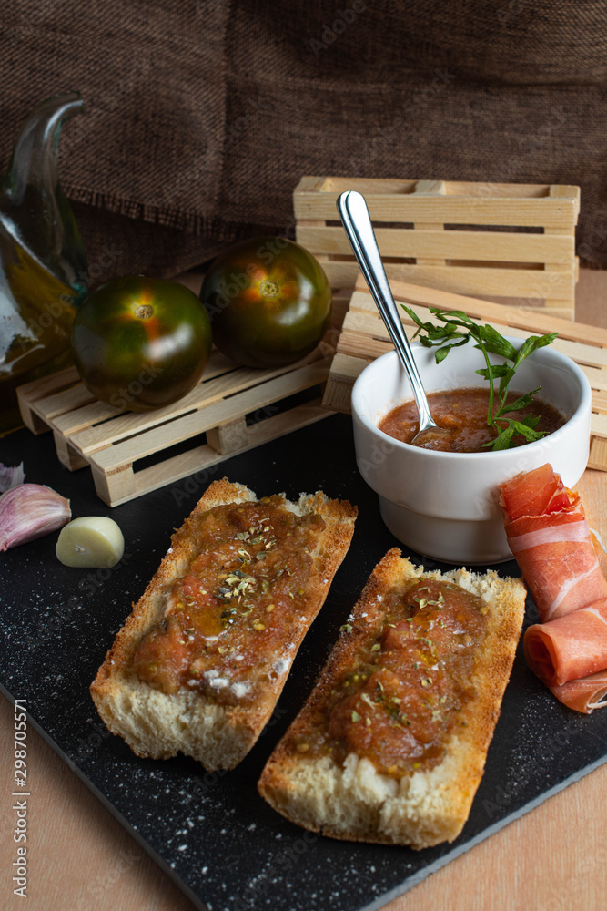 Pan tumaca, desayuno español. Pan con tomate, jamón y ajo. Stock Photo ...