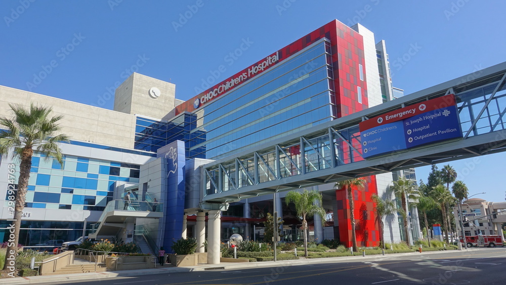 Foto Stock Orange, CA / USA - October 5, 2019: Building and pedestrian ...