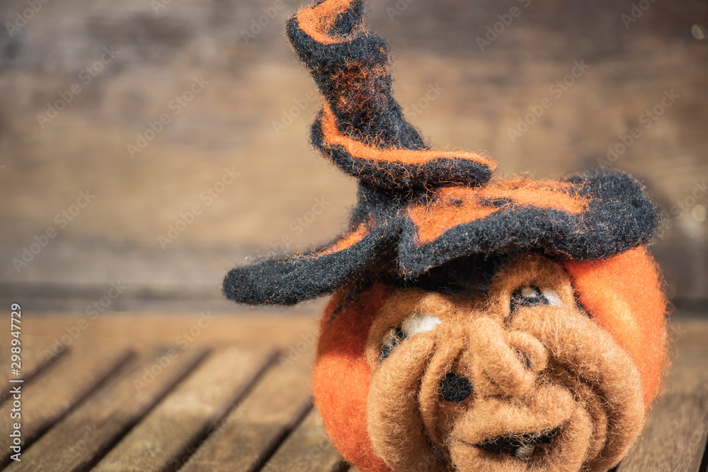 Citrouille déguisée en sorcière orange en laine cardée pour les fêtes d ...