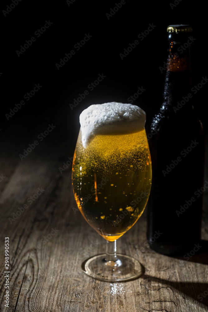 Frisches Pils im Glas mit überlaufendem Schaum Stock Photo | Adobe Stock