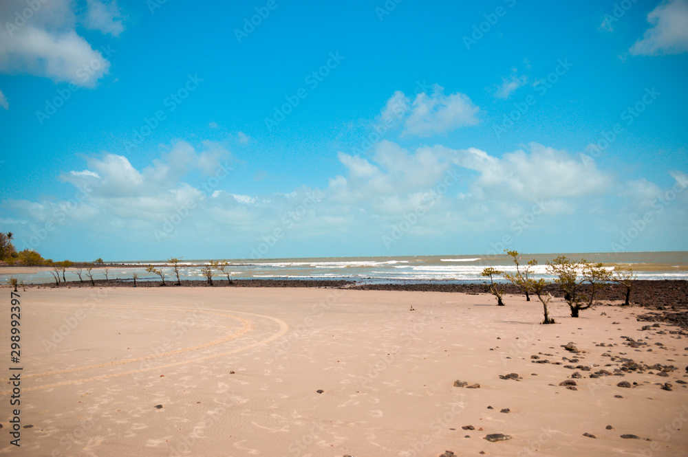 Praia da Aruoca deserta em Guimarães Maranhão, com areia e ondas, ceu ...