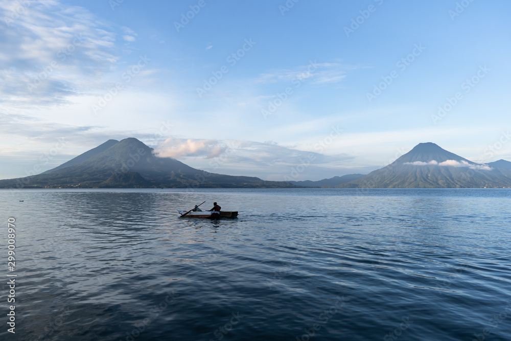 Lago de Atitlán y sus volcanes en Guatemala. foto de Stock | Adobe Stock
