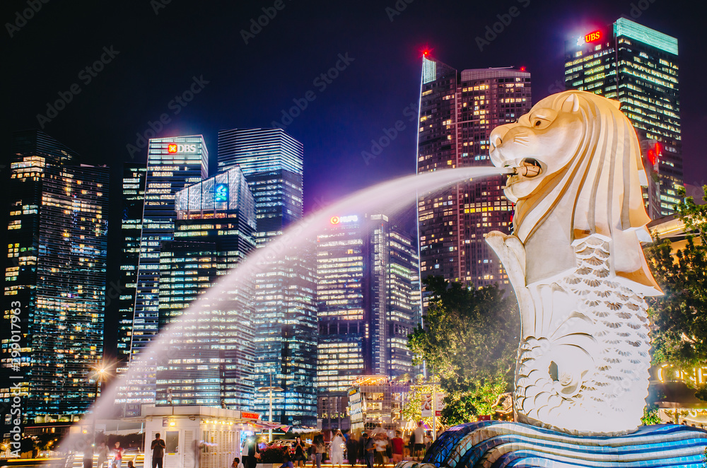 SINGAPORE-NOV 22: The Merlion fountain at night. Nov 22, 2018 in ...