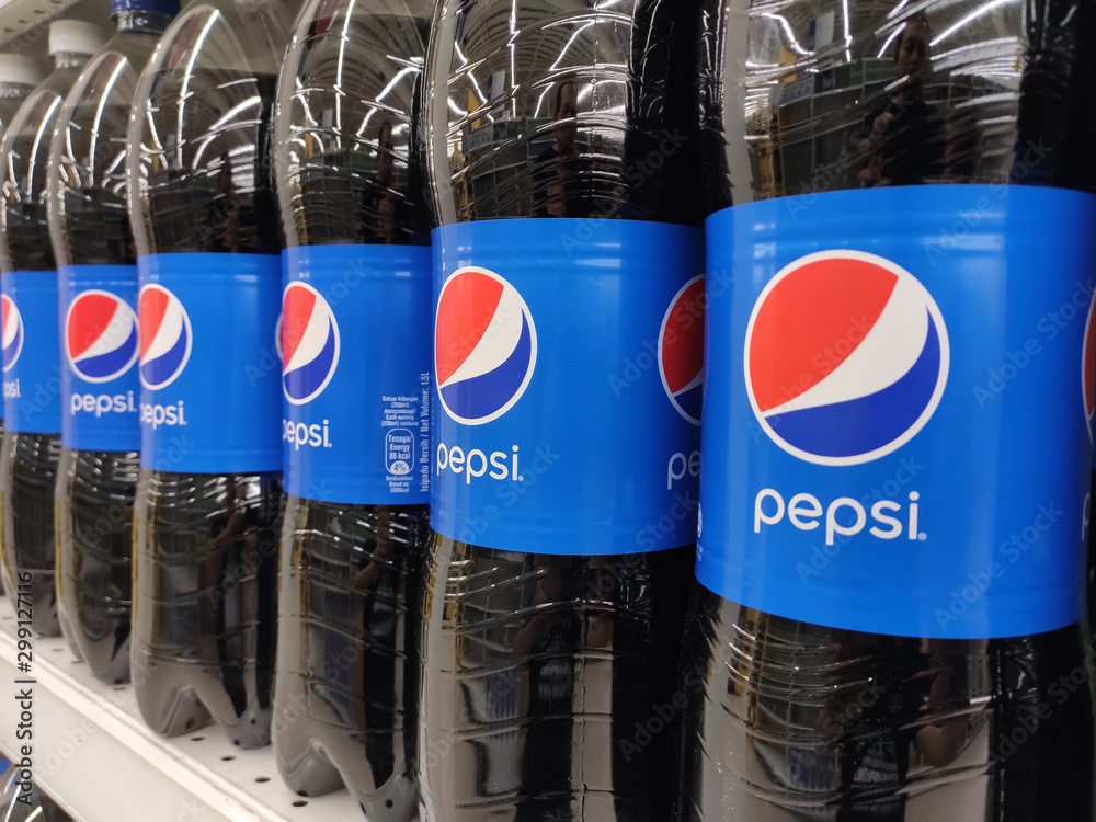 Foto de KUALA LUMPUR, MALAYSIA -OCTOBER , 2018: Pepsi drinks in large ...