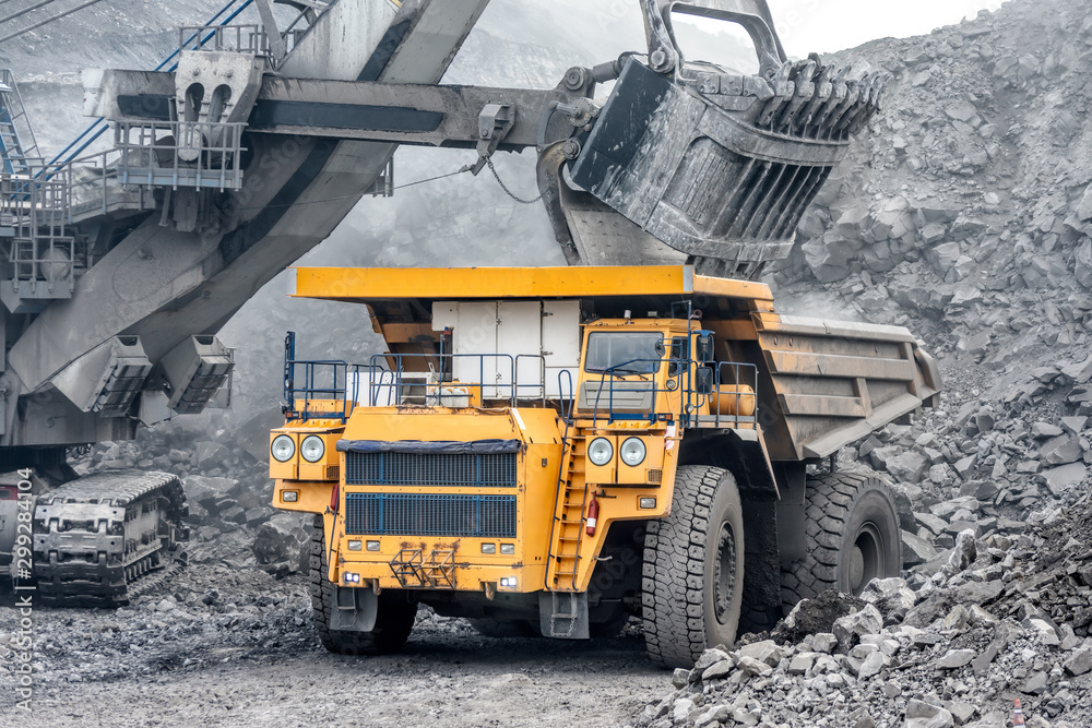 Powerful and large excavator bucket. Loading of minerals into the body ...