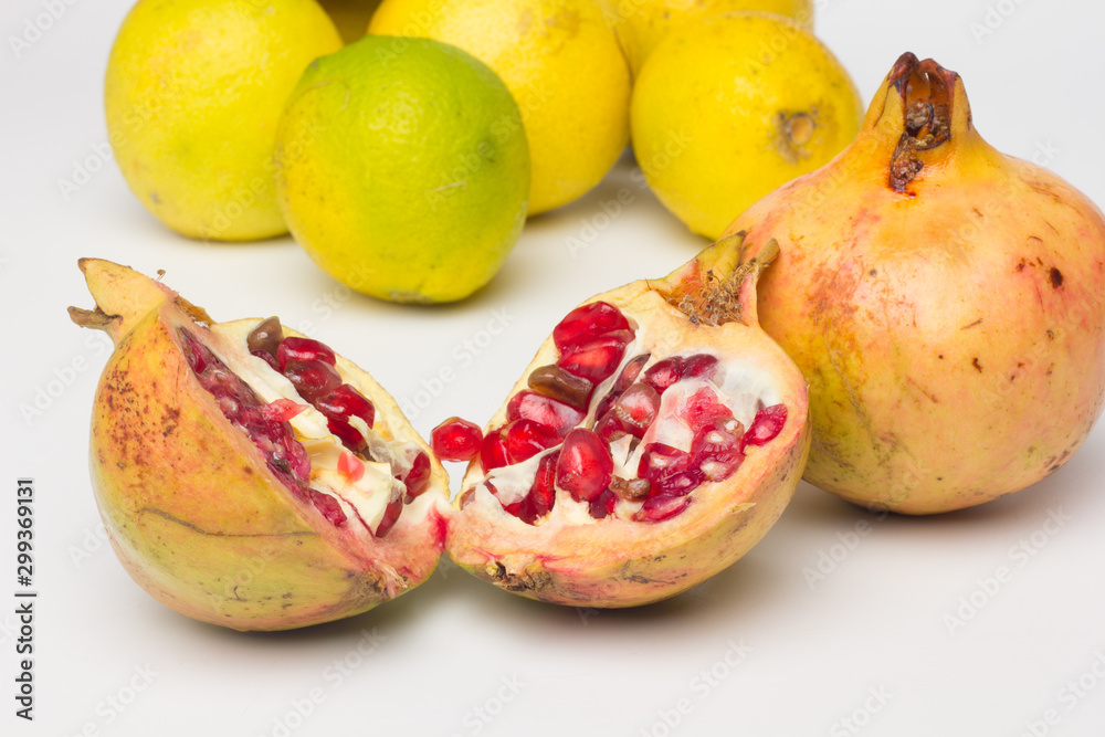 Granada es una fruta rica en vitaminas y antioxidantes, sus granos de ...