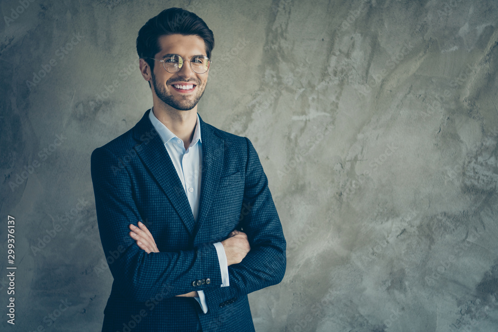 Turned photo of positive entrepreneur expert in business tend be rich ...