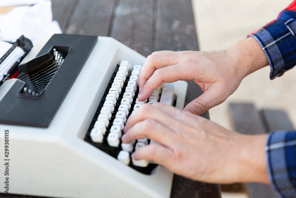 Foto de Manos de persona tecleando en maquina de escribir vintage en ...