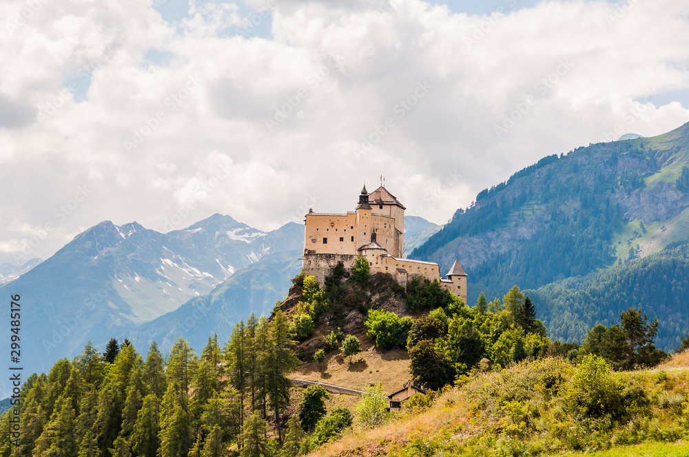 Scuol, Tarasp, Schloss, Unterengadin, Fontana, Vulpera, Dorf, Wanderweg, Alpen, Graubünden ...