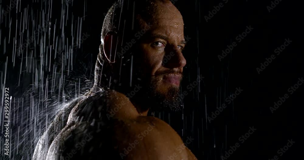 Vidéo Stock close-up portrait of a brutal bodybuilder in the dark in ...
