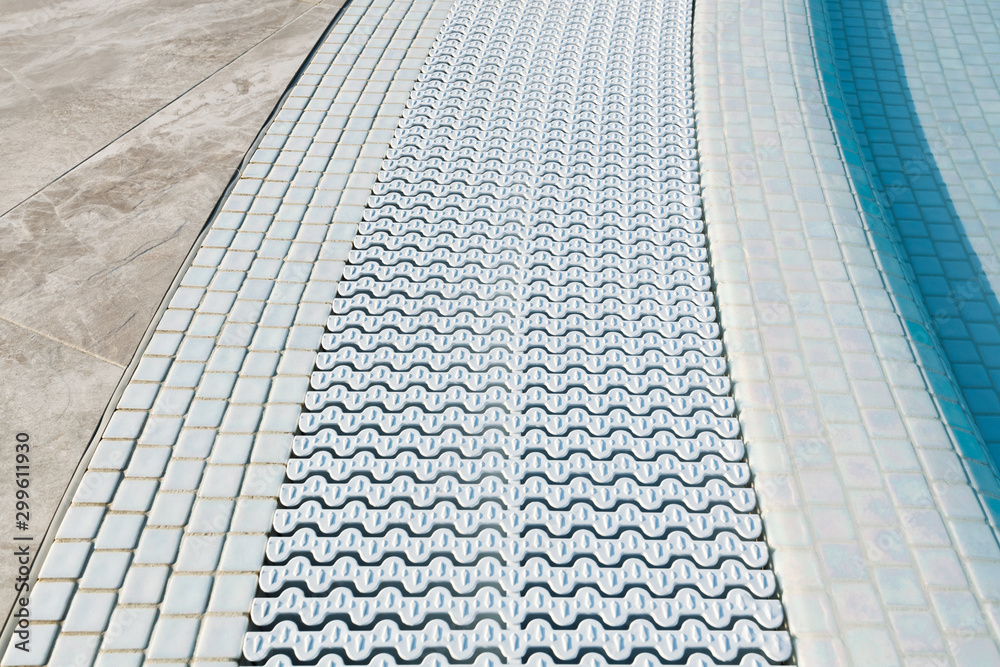 Overflow grilles for swimming pools. Tap water at the edge of the bowl ...