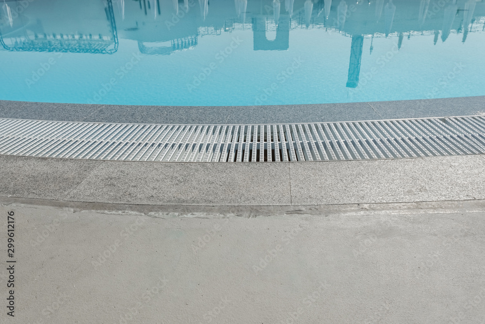 Overflow grilles for swimming pools. Tap water at the edge of the bowl ...