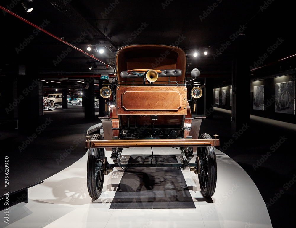 Daimler Motor Carriage 1892 - Classic Car exhibition - Heydar Aliyev ...