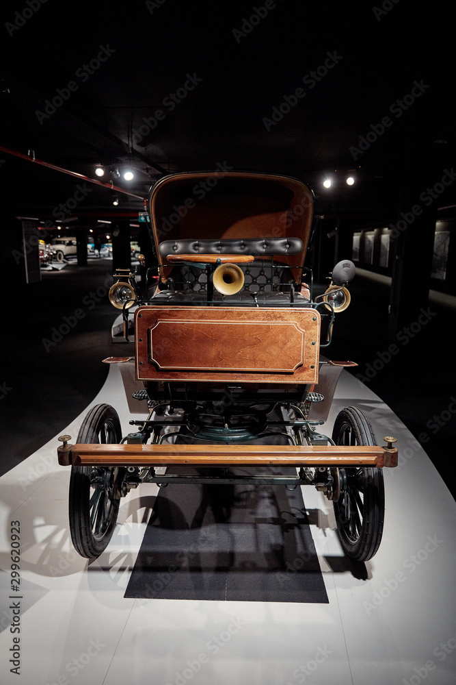 Daimler Motor Carriage 1892 - Classic Car exhibition - Heydar Aliyev ...