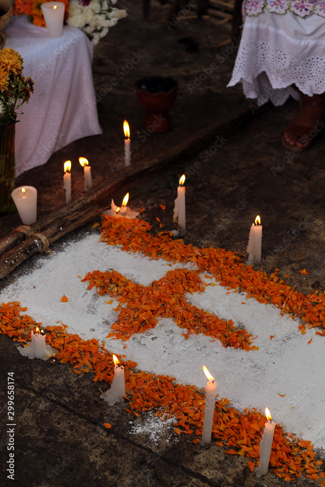 Cruz de flores y veladoras en ofrenda de día de muertos Stock Photo ...