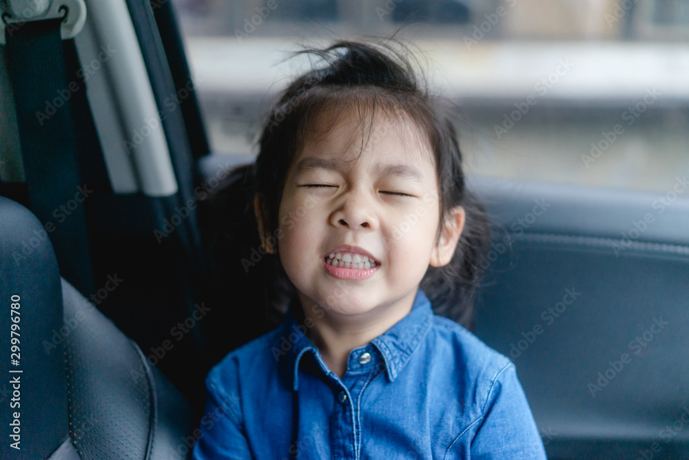 4 years old little girl sneezing on the car.allergies on child concept. 스톡 사진 | Adobe Stock
