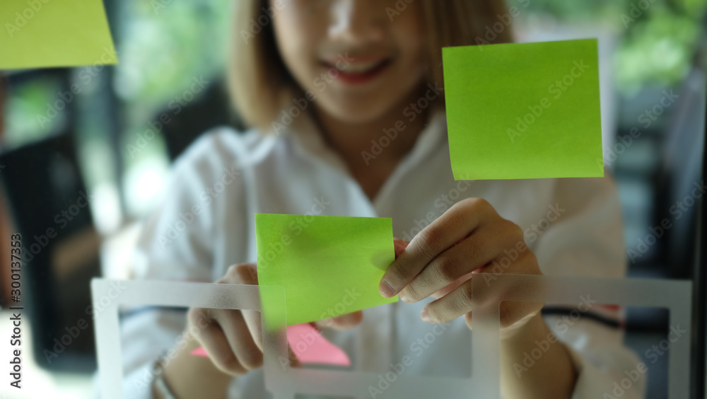 Sticky note paper reminder Business people meeting and use post it ...