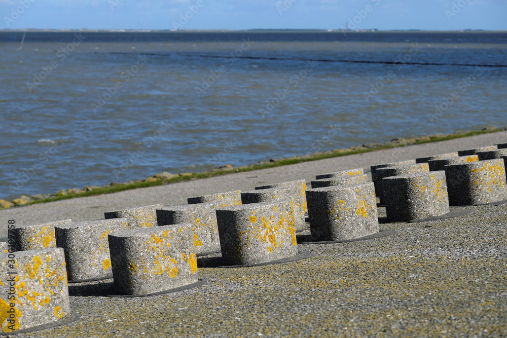 Foto de Sicherungsbauwerk zum Küstenschutz am Deich an der Nordsee bei ...