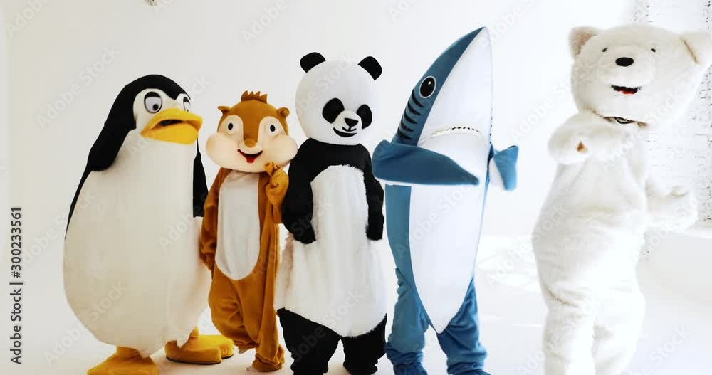 Stockvideo Polar bear and animal mascots characters with a message for ...