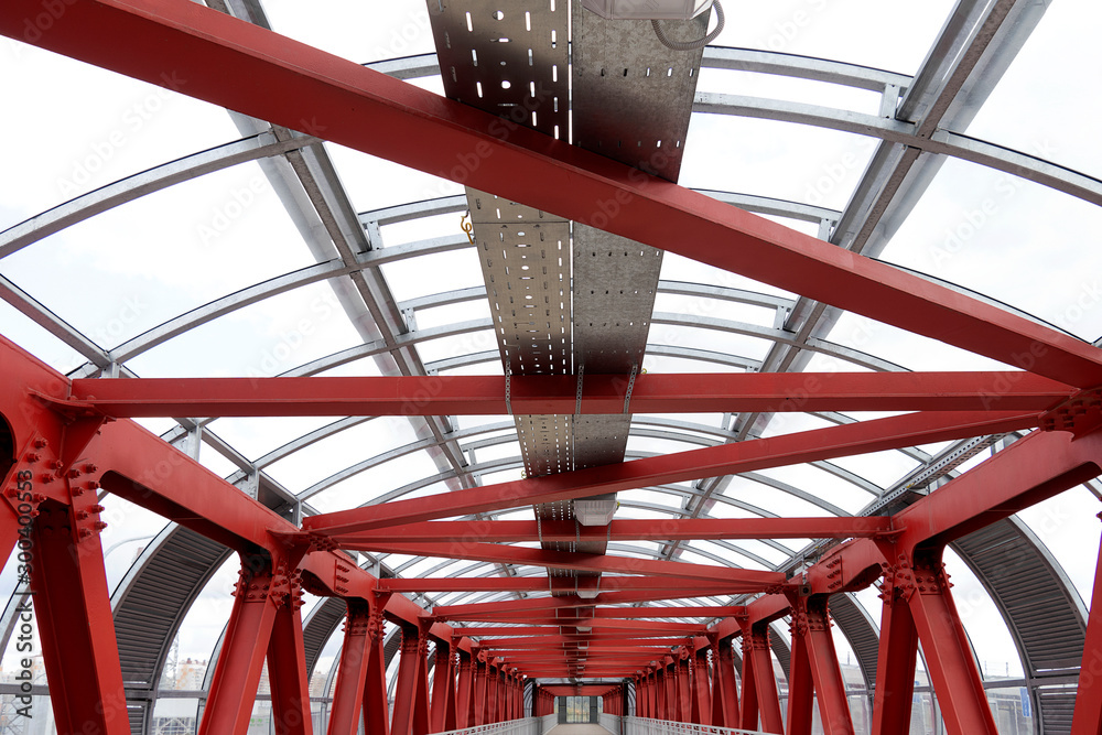 Foto de The roof is made of steel channels connected to each other. Red ...