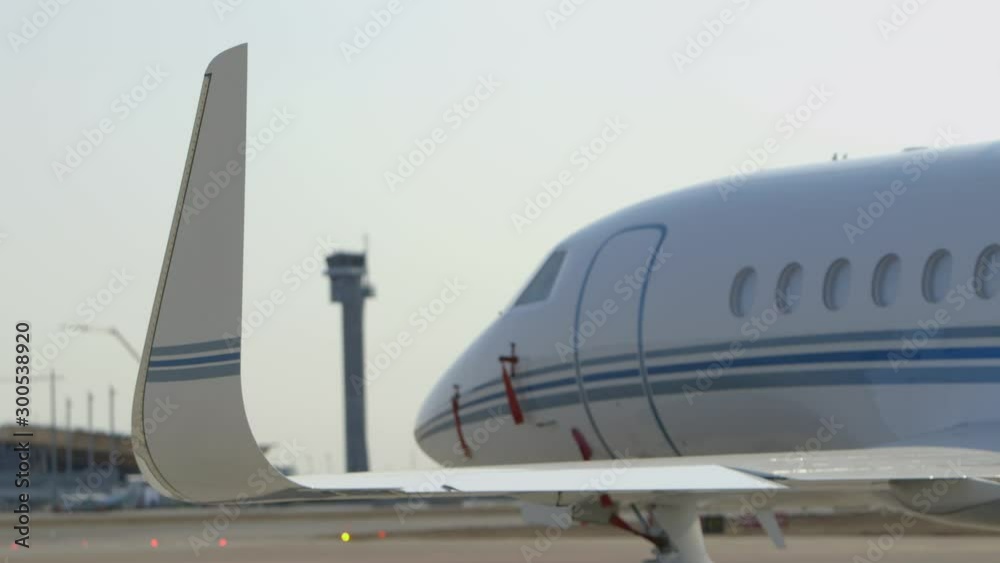 Vidéo Stock close up scene of business jet wing tip and aircraft -side ...