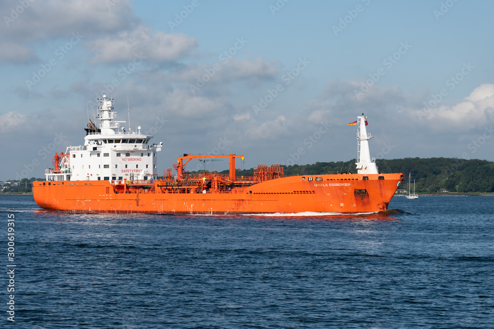 Das Tankschiff Ursula Essberger aus dem Nord-Ostsee-Kanal kommend in der Kiler Innenförde fährt ...