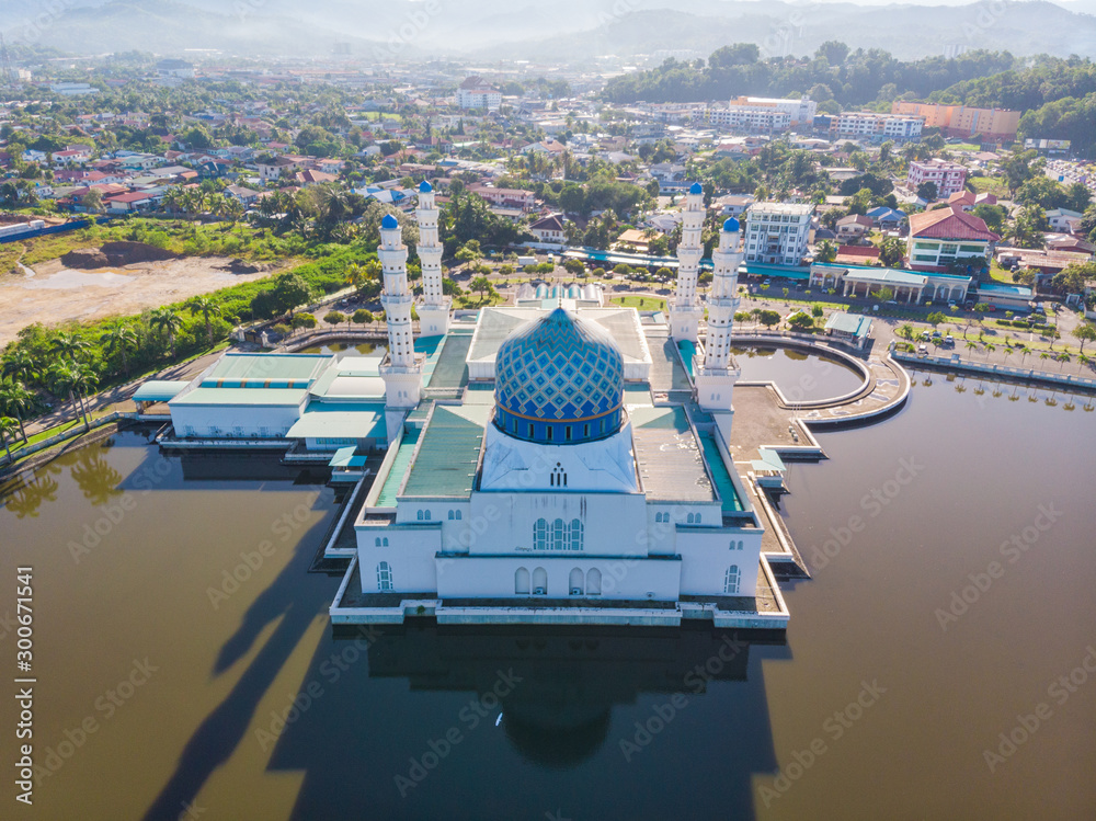 Foto de Bird eyes view of beautiful Kota Kinabalu mosque, famous ...