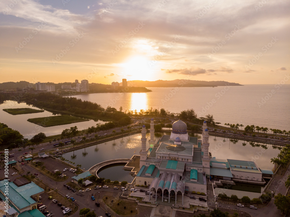 Foto de Aerial Drone image of beautiful mosque and the most famous ...