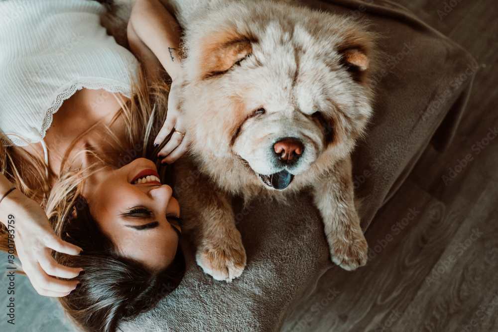 Foto de .Pretty young woman playing and sharing her time at home with ...