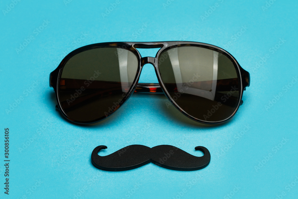 Bigote mostacho negro y gafas sobre fondo celeste vista de frente. Mes ...