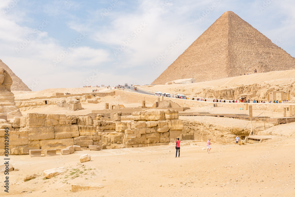 The ancient Egyptian Pyramid of Khufu with ruins, tombs and monuments ...