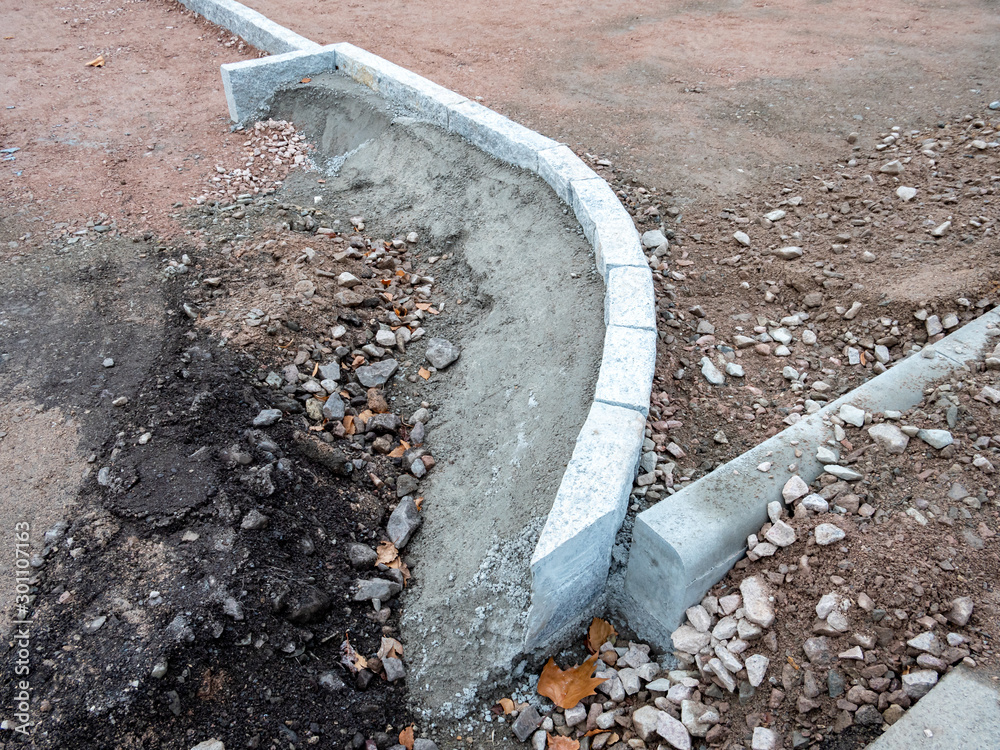 Bordsteine setzen im Straßenbau Baustelle Stock Photo | Adobe Stock