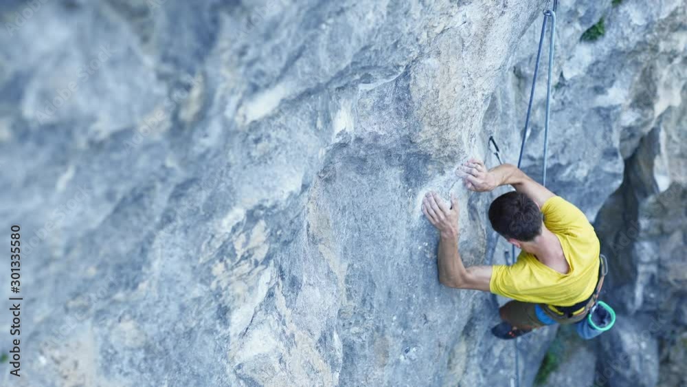 Vidéo Stock vide angle view of man rock climber, climbing sport route ...