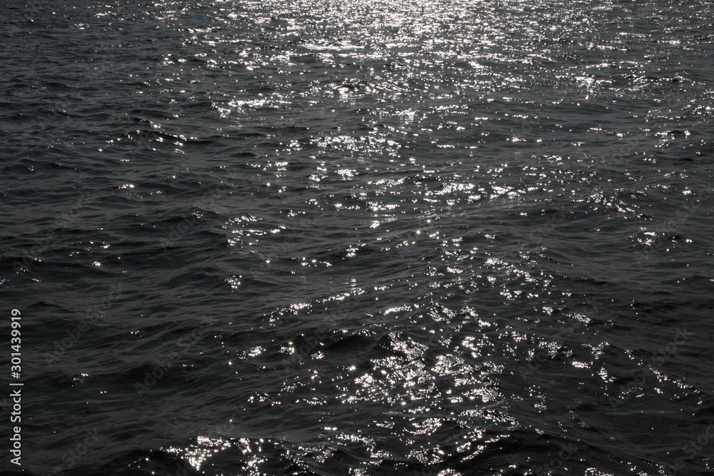 Reflejos del sol en el agua en alta mar Stock Photo | Adobe Stock